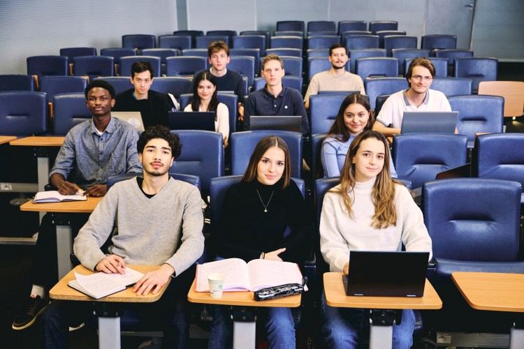 Ecole d'ingénieurs à Paris : campus, équipe, événements - ECE